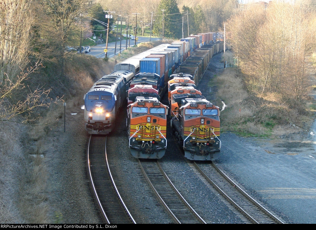 AMTK 172 makes it a 3-wide at Lowell